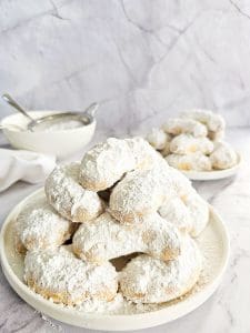 Greek Almond Shortbread Cookies (Kourambiedes) - mum's Greek recipes