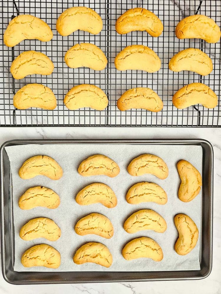 Greek Almond Shortbread Cookies (Kourambiedes) - mum's Greek recipes