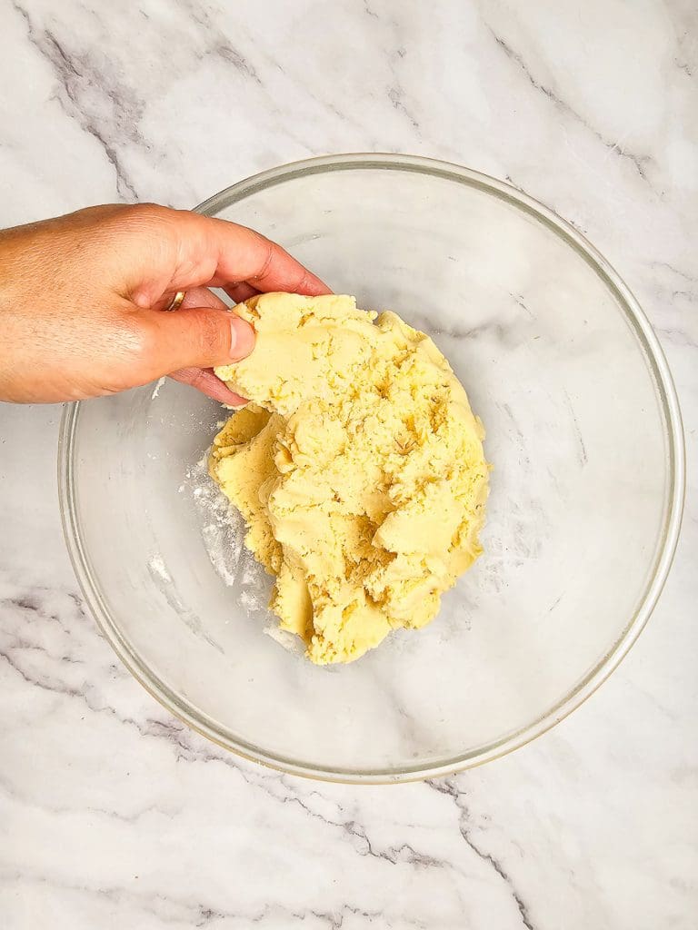 Greek Almond Shortbread Cookies (Kourambiedes) - mum's Greek recipes