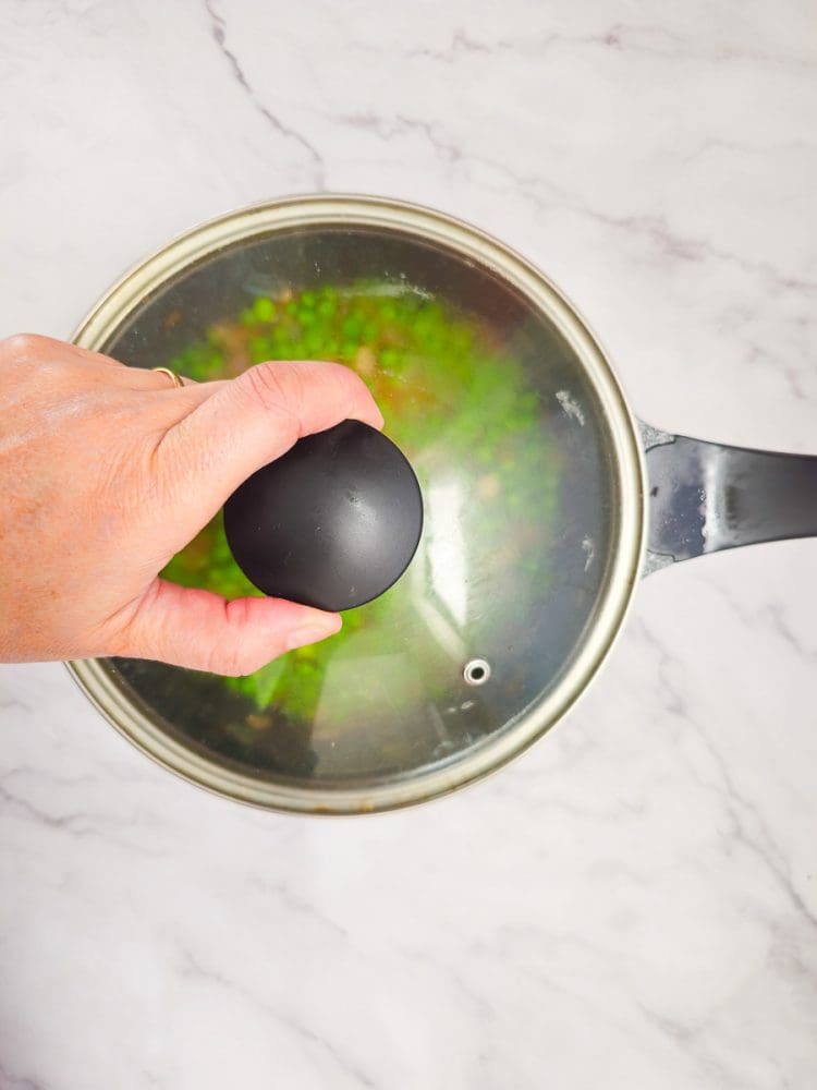 Greek Peas in Tomato Sauce (Arakas Latheros) - mum's Greek recipes